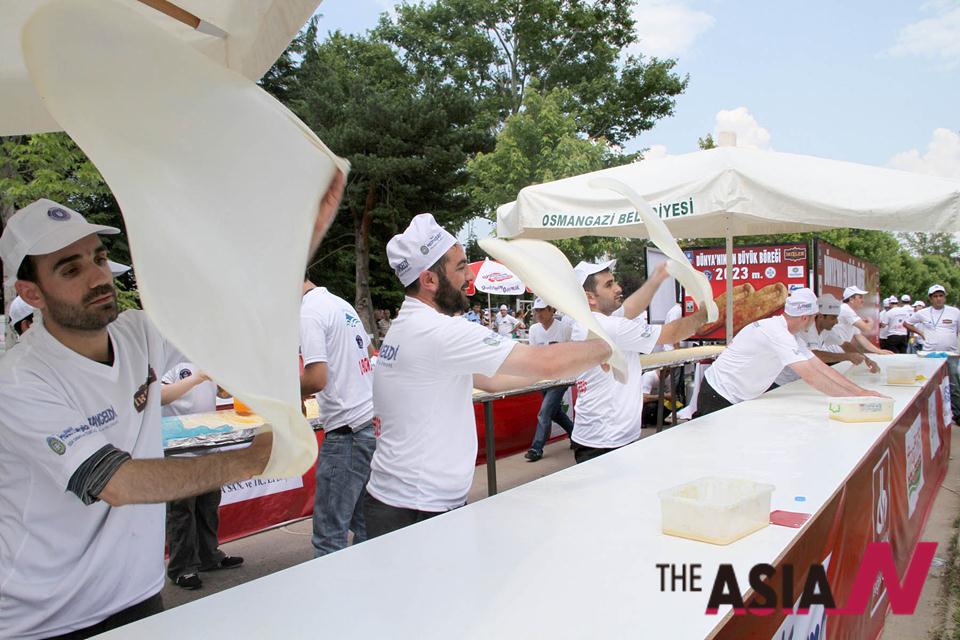 Turkish Cookers Challenge Making Longest Flan In World - THE AsiaN