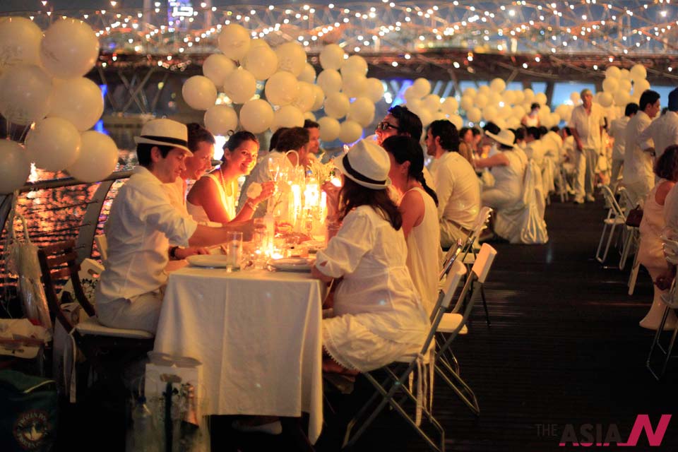 “White Dinner” Makes Asian Debut In Singapore – THEAsiaN