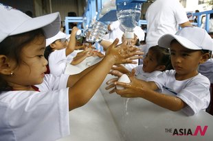 Philippine Children Learn How To Wash Hands Prior To Global Handwashing ...