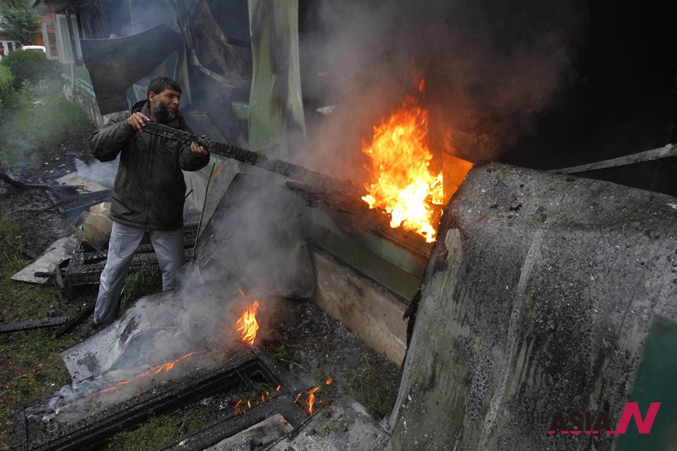 A fire breaks out at government office building in Kashmir - THE AsiaN
