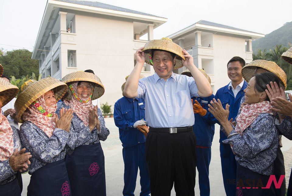 Chinese President Xi puts on traditional bamboo hat in Hainan Province ...