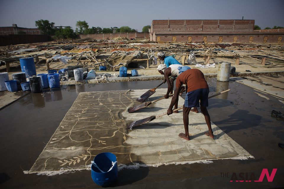 Indians work on hand-knotted carpet in weaving industry hub Bhadohi ...
