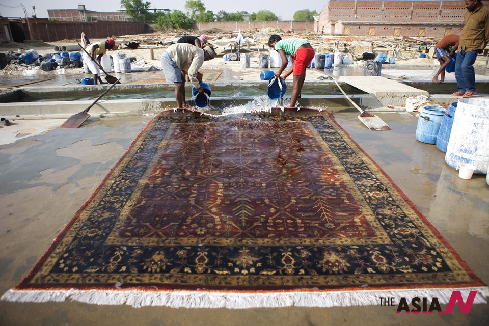 Indians work on hand-knotted carpet in weaving industry hub Bhadohi ...