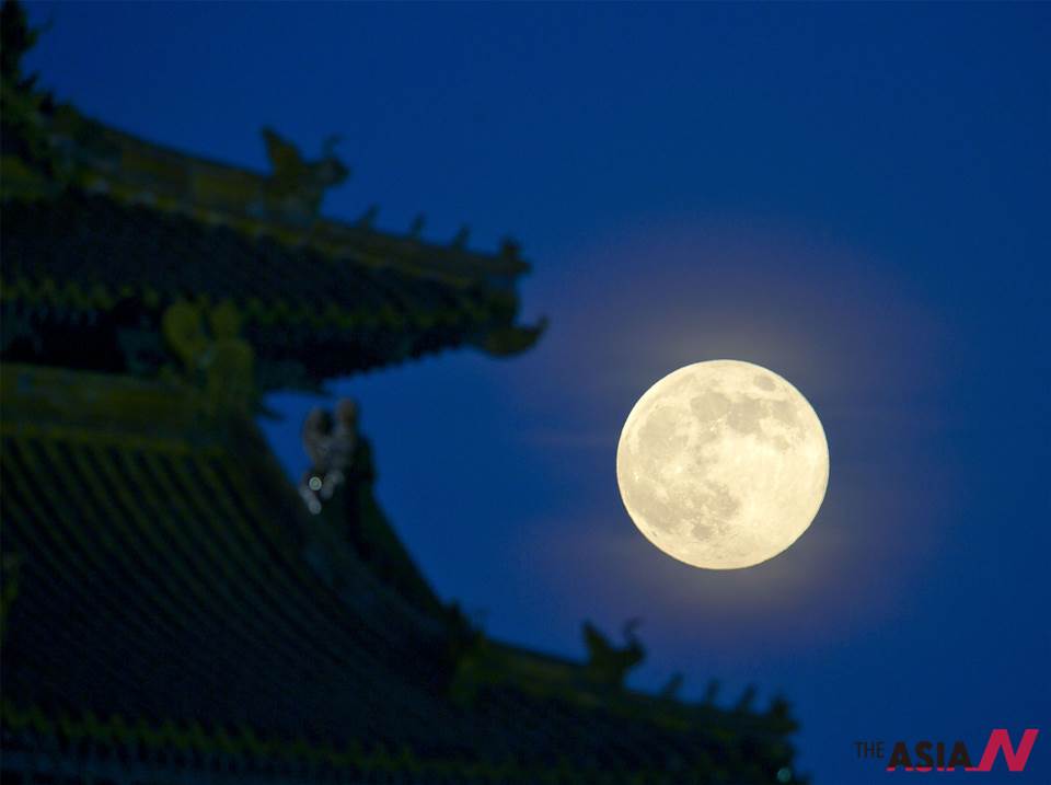 'Super moon' rises over Singapore's Bay Garden clearing from haze - THE ...
