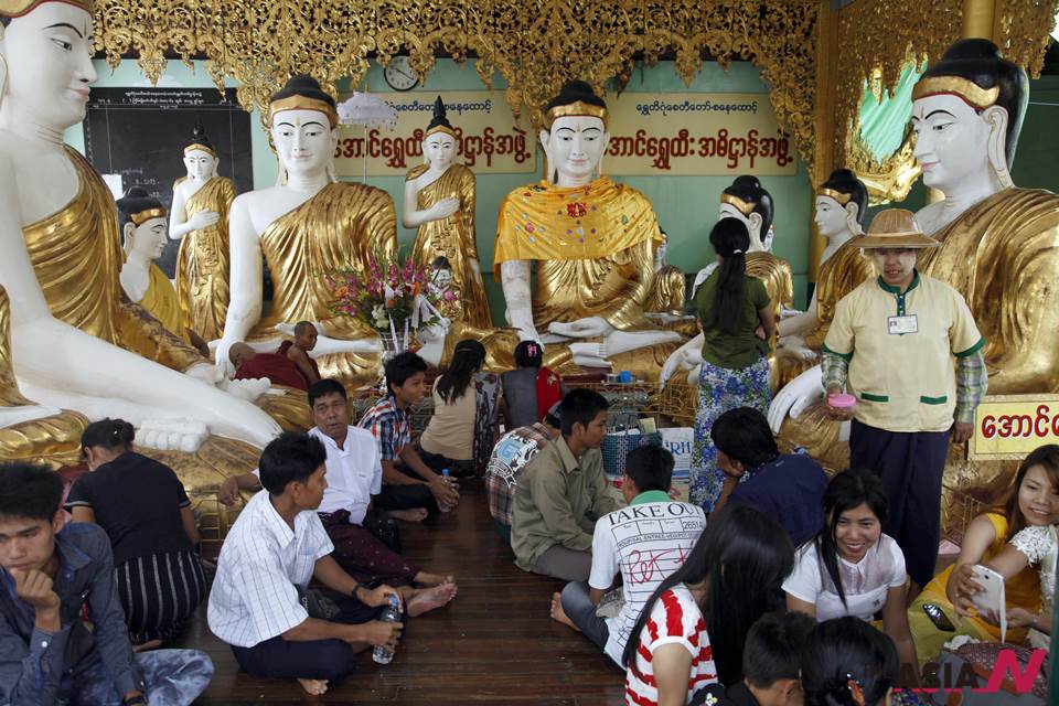 Myanmarese devotees pour water on Buddha statue to celebrate Full Moon ...