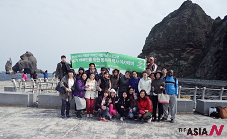 Foreigners embrace meaning of Dokdo - THE AsiaN