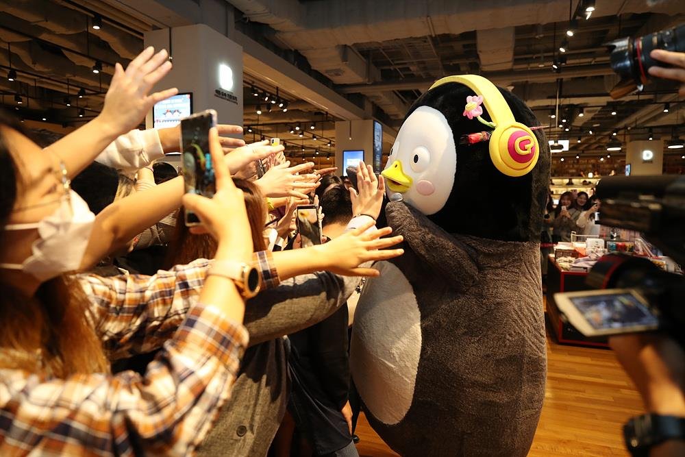 Pengsoo, the giant penguin South Korean millennials love - THE AsiaN
